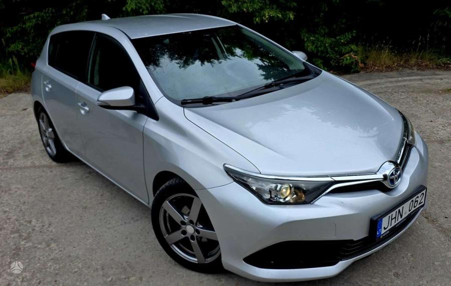 Grey Toyota Auris 2016 in Siauliai, with an engine capacity of 1.36 L and mileage of 240 thousand km for 5790 €, photo 5 on AUTOMOTO.COM.LV