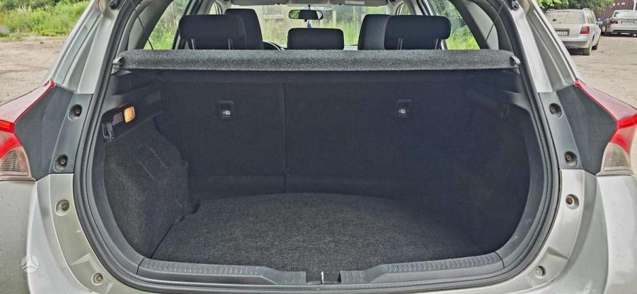 Grey Toyota Auris 2016 in Siauliai, with an engine capacity of 1.36 L and mileage of 240 thousand km for 5790 €, photo 25 on AUTOMOTO.COM.LV