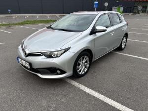 Pelēks Toyota Auris 2016 Viļņa, ar dzinēja tilpumu 1.60 L un nobraukumu 88 tūkst. km par 10500 €, foto  vietnē AUTOMOTO.COM.LV