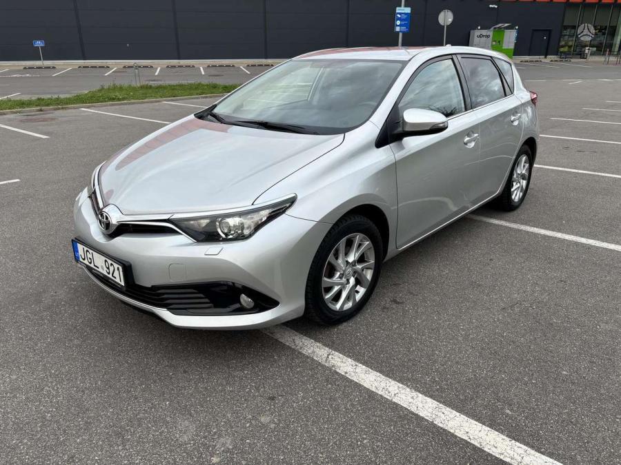Grey Toyota Auris 2016 in Vilnius, with an engine capacity of 1.60 L and mileage of 88 thousand km for 10500 €, photo 1 on AUTOMOTO.COM.LV