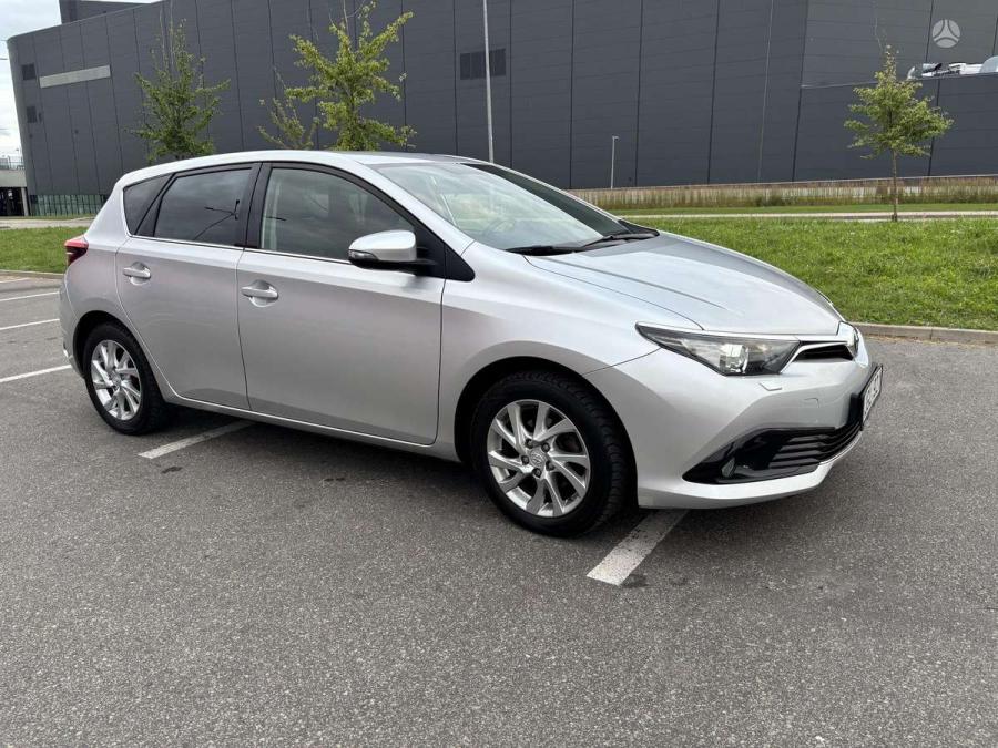 Grey Toyota Auris 2016 in Vilnius, with an engine capacity of 1.60 L and mileage of 88 thousand km for 10500 €, photo 3 on AUTOMOTO.COM.LV
