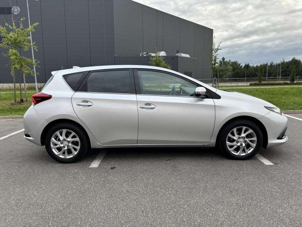 Pelēks Toyota Auris 2016 Viļņa, ar dzinēja tilpumu 1.60 L un nobraukumu 88 tūkst. km par 10500 €, foto 4 vietnē AUTOMOTO.COM.LV