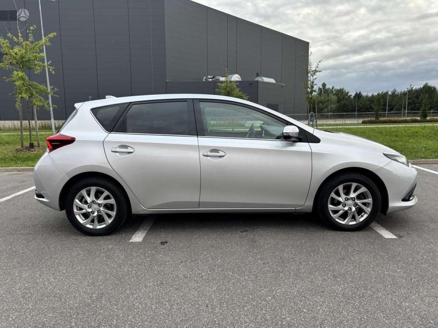 Grey Toyota Auris 2016 in Vilnius, with an engine capacity of 1.60 L and mileage of 88 thousand km for 10500 €, photo 5 on AUTOMOTO.COM.LV