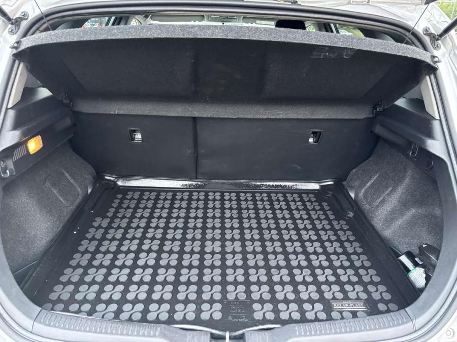 Grey Toyota Auris 2016 in Vilnius, with an engine capacity of 1.60 L and mileage of 88 thousand km for 10500 €, photo 11 on AUTOMOTO.COM.LV