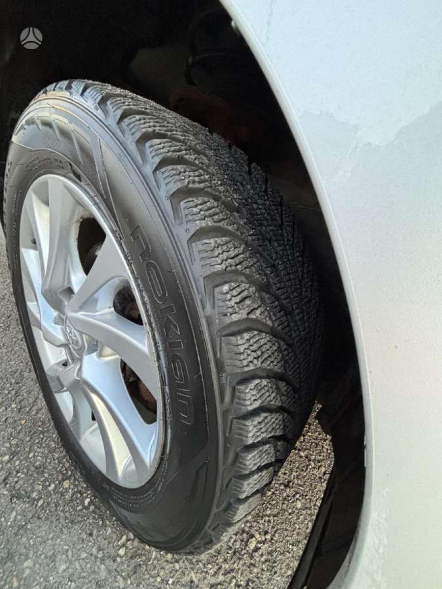 Grey Toyota Auris 2016 in Vilnius, with an engine capacity of 1.60 L and mileage of 88 thousand km for 10500 €, photo 13 on AUTOMOTO.COM.LV