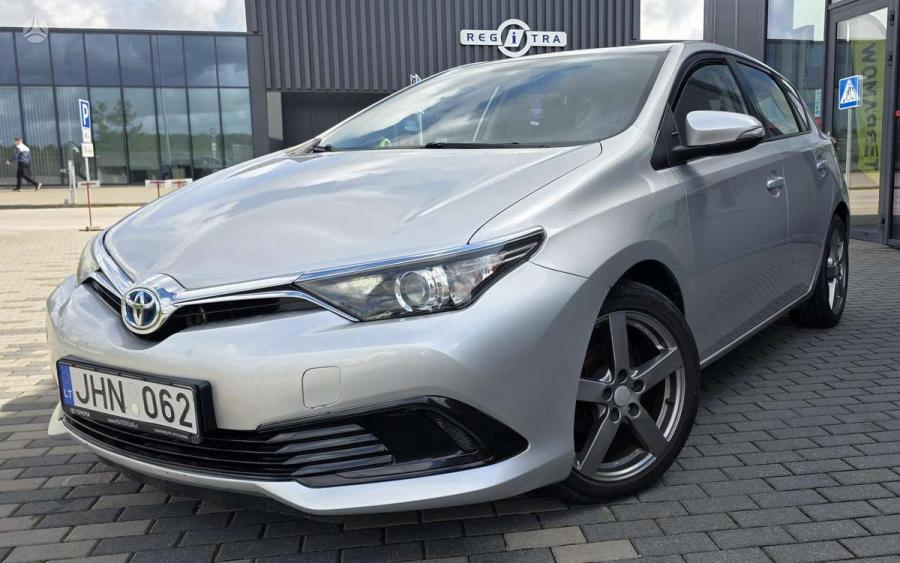 Grey Toyota Auris 2016 in Siauliai, with an engine capacity of 1.36 L and mileage of 240 thousand km for 5150 €, photo 5 on AUTOMOTO.COM.LV