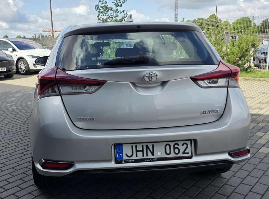 Grey Toyota Auris 2016 in Siauliai, with an engine capacity of 1.36 L and mileage of 240 thousand km for 5150 €, photo 12 on AUTOMOTO.COM.LV