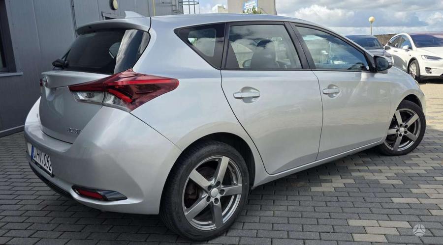 Grey Toyota Auris 2016 in Siauliai, with an engine capacity of 1.36 L and mileage of 240 thousand km for 5150 €, photo 14 on AUTOMOTO.COM.LV