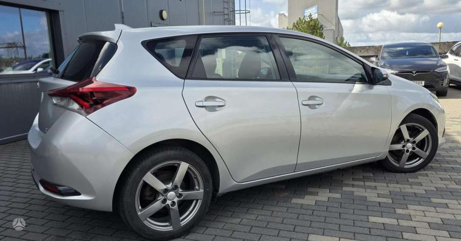 Grey Toyota Auris 2016 in Siauliai, with an engine capacity of 1.36 L and mileage of 240 thousand km for 5150 €, photo 15 on AUTOMOTO.COM.LV
