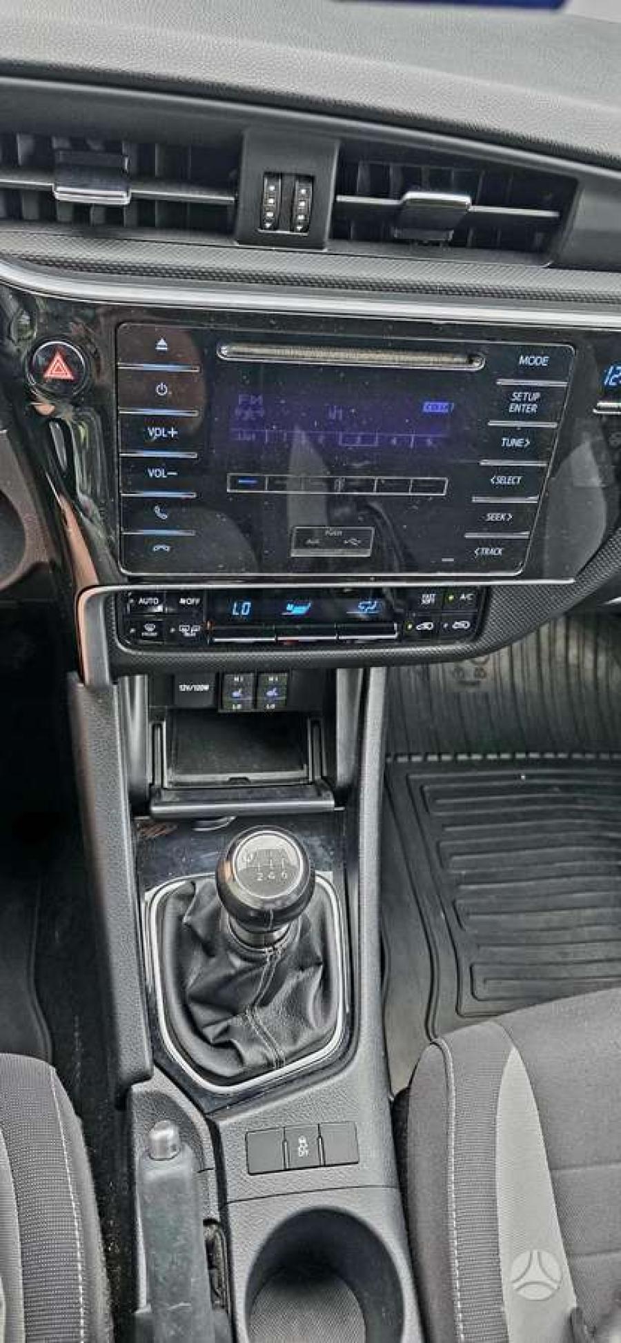 Grey Toyota Auris 2016 in Siauliai, with an engine capacity of 1.36 L and mileage of 240 thousand km for 5150 €, photo 23 on AUTOMOTO.COM.LV