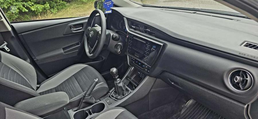 Grey Toyota Auris 2016 in Siauliai, with an engine capacity of 1.36 L and mileage of 240 thousand km for 5150 €, photo 25 on AUTOMOTO.COM.LV