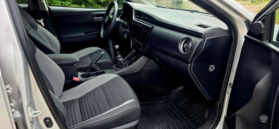 Grey Toyota Auris 2016 in Siauliai, with an engine capacity of 1.36 L and mileage of 240 thousand km for 5150 €, photo 26 on AUTOMOTO.COM.LV