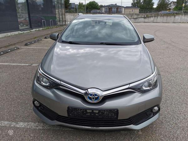 Grey Toyota Auris 2016 in Vilnius, with an engine capacity of 1.80 L and mileage of 162 thousand km for 11300 €, photo 1 on AUTOMOTO.COM.LV