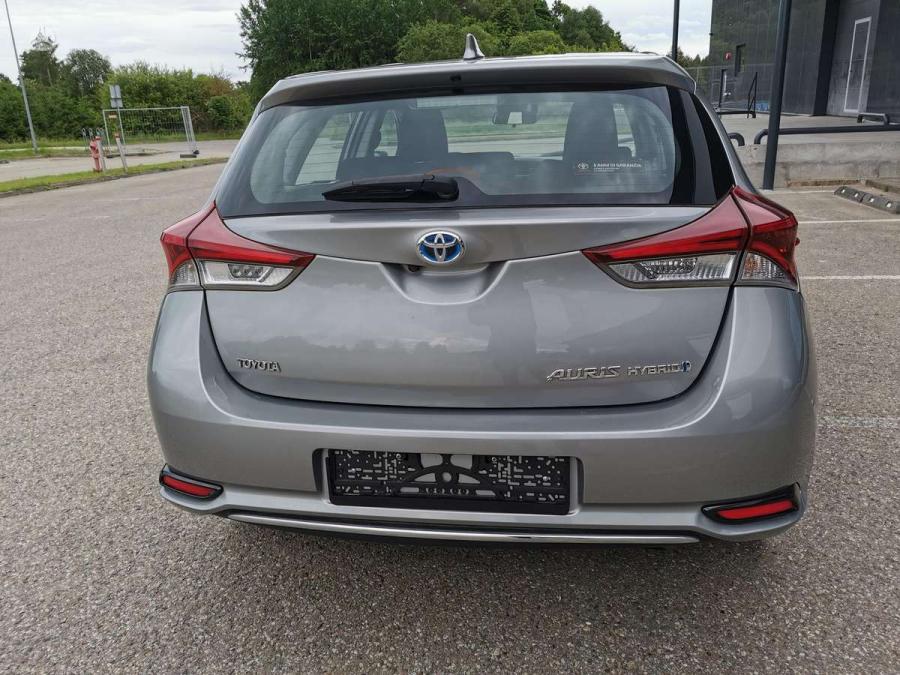 Pelēks Toyota Auris 2016 Viļņa, ar dzinēja tilpumu 1.80 L un nobraukumu 162 tūkst. km par 11300 €, foto 5 vietnē AUTOMOTO.COM.LV