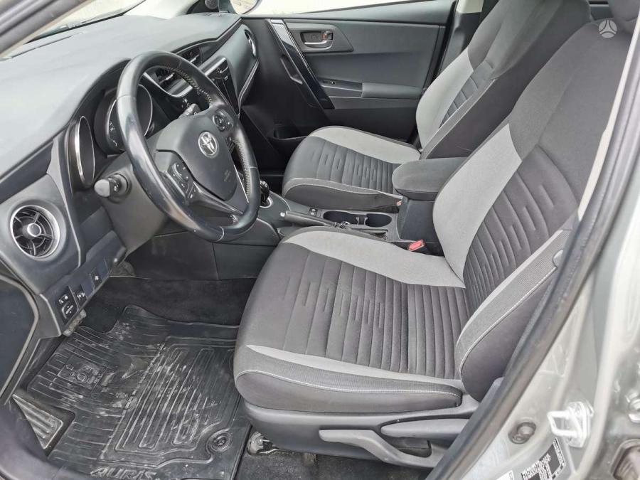 Pelēks Toyota Auris 2016 Viļņa, ar dzinēja tilpumu 1.80 L un nobraukumu 162 tūkst. km par 11300 €, foto 6 vietnē AUTOMOTO.COM.LV