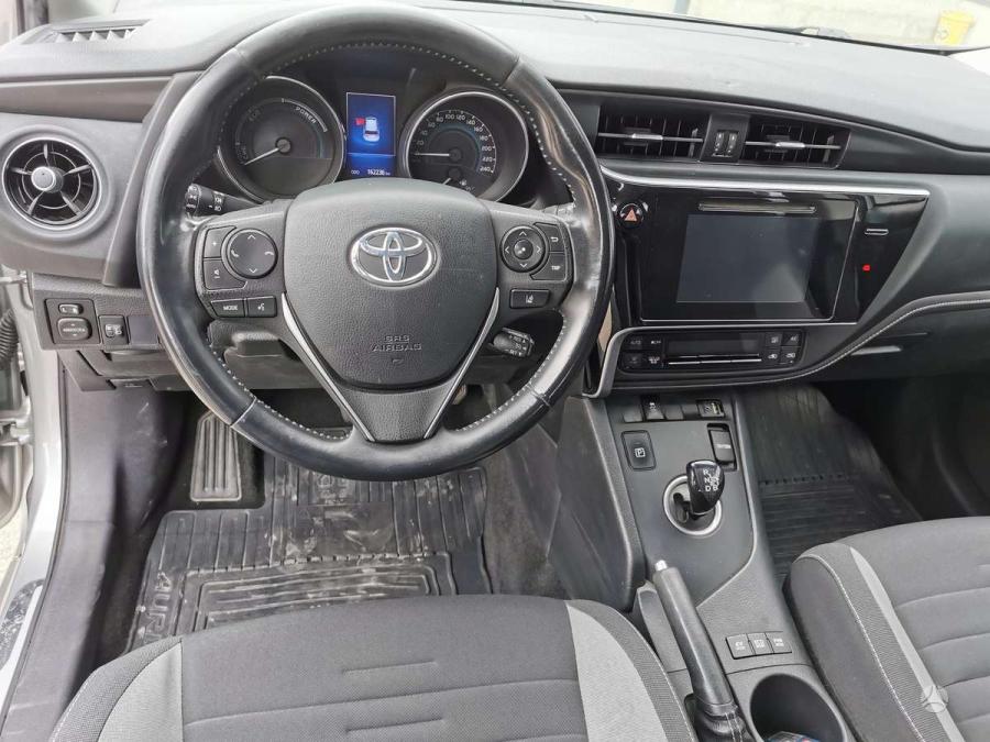Pelēks Toyota Auris 2016 Viļņa, ar dzinēja tilpumu 1.80 L un nobraukumu 162 tūkst. km par 11300 €, foto 7 vietnē AUTOMOTO.COM.LV