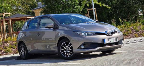 Grey Toyota Auris 2016 in Vilnius, with an engine capacity of 1.60 L and mileage of 183 thousand km for 11900 €, photo 1 on AUTOMOTO.COM.LV
