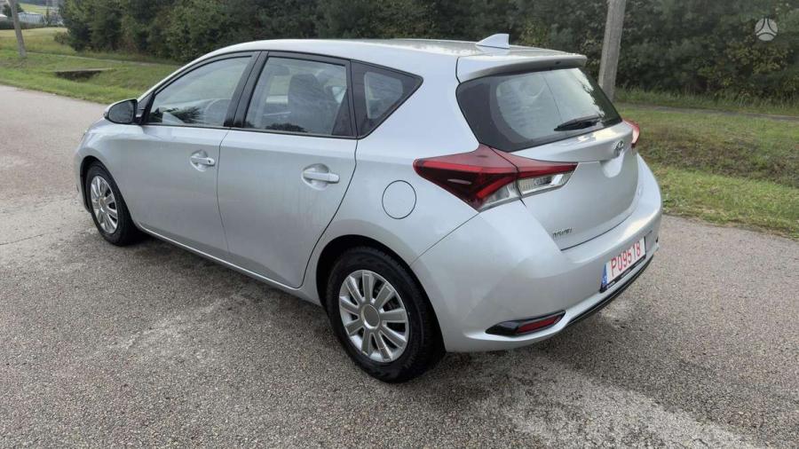 Grey Toyota Auris 2016 in Kaunas, with an engine capacity of 1.36 L and mileage of 158 thousand km for 6300 €, photo 3 on AUTOMOTO.COM.LV