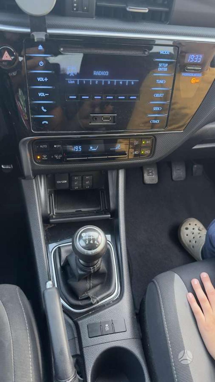 Grey Toyota Auris 2016 in Kaunas, with an engine capacity of 1.36 L and mileage of 158 thousand km for 6300 €, photo 15 on AUTOMOTO.COM.LV