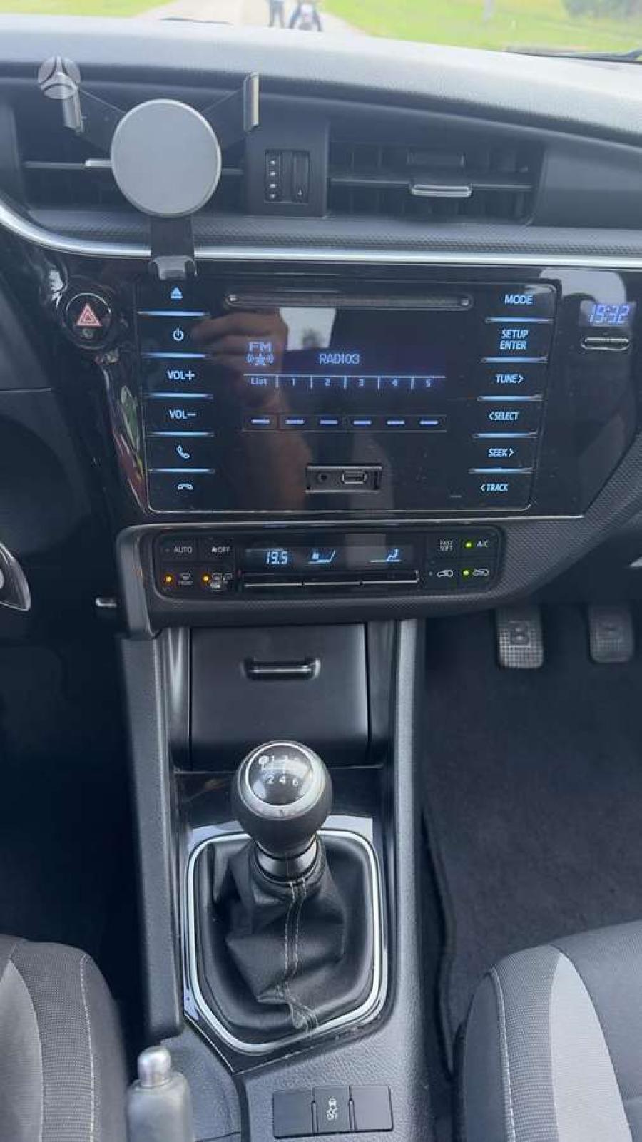 Grey Toyota Auris 2016 in Kaunas, with an engine capacity of 1.36 L and mileage of 158 thousand km for 6300 €, photo 20 on AUTOMOTO.COM.LV