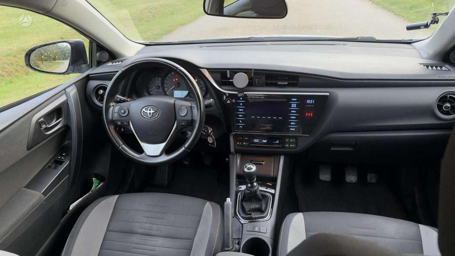 Grey Toyota Auris 2016 in Kaunas, with an engine capacity of 1.36 L and mileage of 158 thousand km for 6300 €, photo 23 on AUTOMOTO.COM.LV