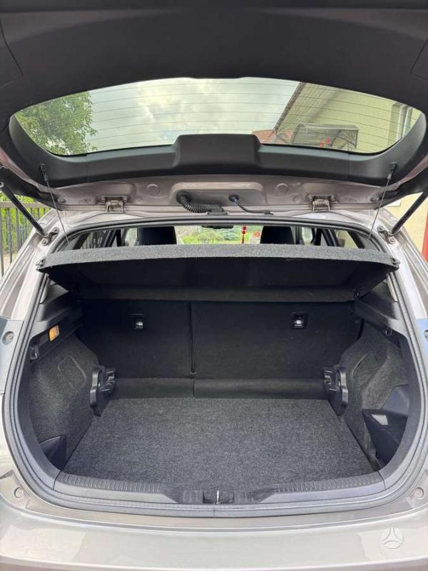 Grey Toyota Auris 2016 in Klaipeda, with an engine capacity of 0.00 L and mileage of 142 thousand km for 12700 €, photo 8 on AUTOMOTO.COM.LV