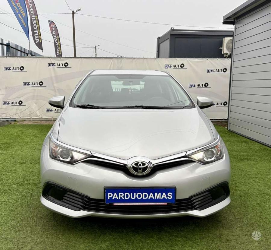 Grey Toyota Auris 2017 in Panevezys, with an engine capacity of 1.36 L and mileage of 187 thousand km for 6200 €, photo 3 on AUTOMOTO.COM.LV