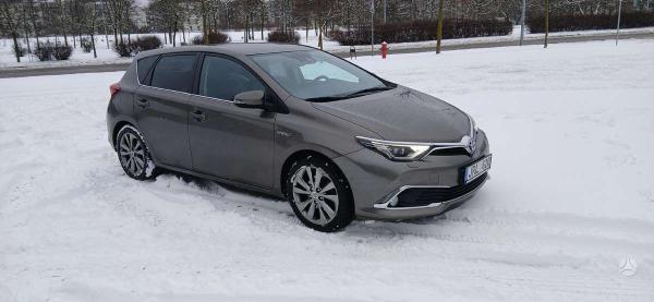 Pelēks Toyota Auris 2017 Viļņa, ar dzinēja tilpumu 1.80 L un nobraukumu 92 tūkst. km par 15200 €, foto 1 vietnē AUTOMOTO.COM.LV