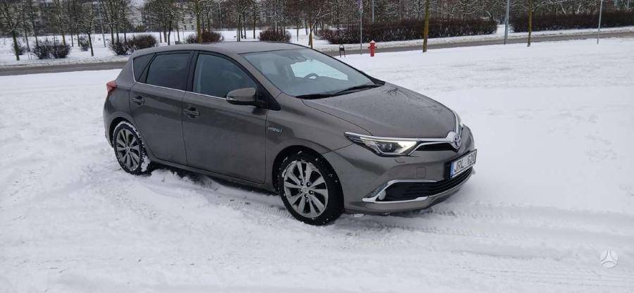 Grey Toyota Auris 2017 in Vilnius, with an engine capacity of 1.80 L and mileage of 92 thousand km for 15200 €, photo 1 on AUTOMOTO.COM.LV