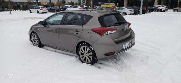Pelēks Toyota Auris 2017 Viļņa, ar dzinēja tilpumu 1.80 L un nobraukumu 92 tūkst. km par 15200 €, foto 2 vietnē AUTOMOTO.COM.LV