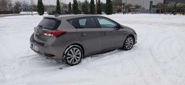 Pelēks Toyota Auris 2017 Viļņa, ar dzinēja tilpumu 1.80 L un nobraukumu 92 tūkst. km par 15200 €, foto 3 vietnē AUTOMOTO.COM.LV