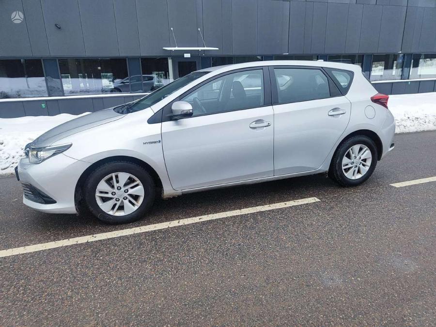 Pelēks Toyota Auris 2017 Viļņa, ar dzinēja tilpumu 1.80 L un nobraukumu 188 tūkst. km par 9850 €, foto 2 vietnē AUTOMOTO.COM.LV