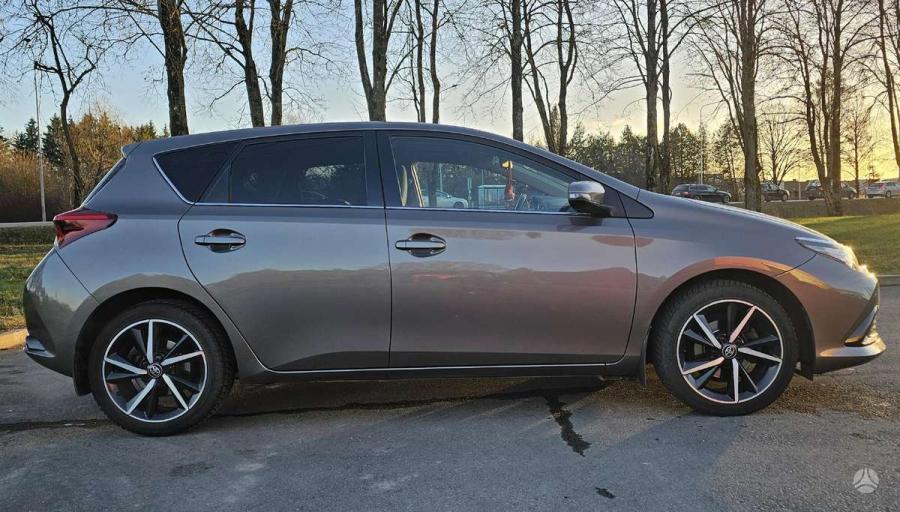 Grey Toyota Auris 2017 in Kaunas, with an engine capacity of 1.60 L and mileage of 81 thousand km for 11700 €, photo 10 on AUTOMOTO.COM.LV