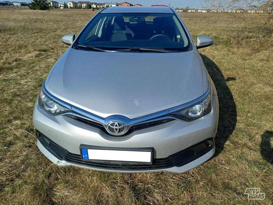 Grey Toyota Auris 2017 in Kaunas, with an engine capacity of 1.40 L and mileage of 150 thousand km for 7900 €, photo 1 on AUTOMOTO.COM.LV
