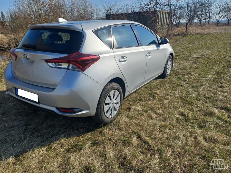 Grey Toyota Auris 2017 in Kaunas, with an engine capacity of 1.40 L and mileage of 150 thousand km for 7900 €, photo 3 on AUTOMOTO.COM.LV