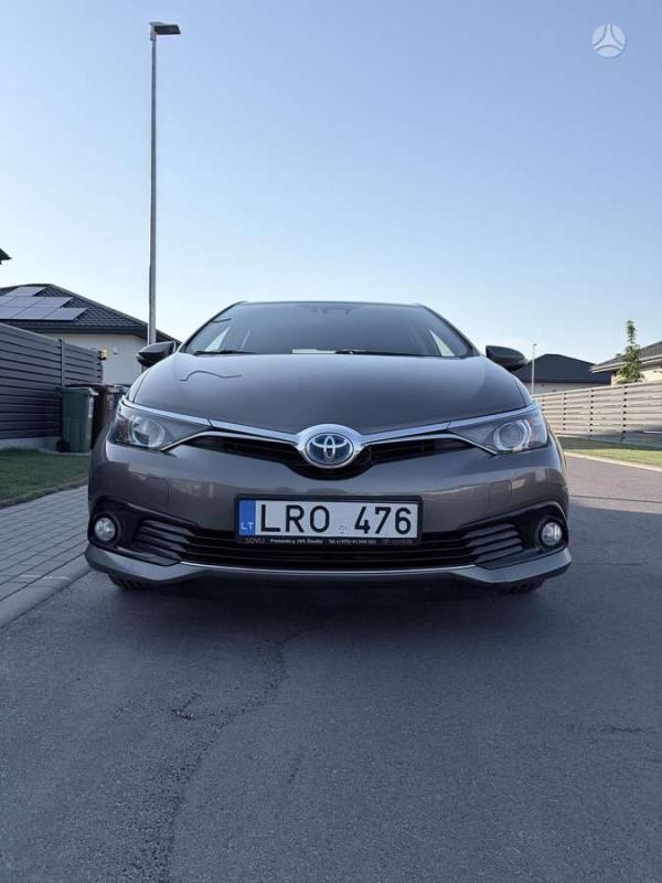 Grey Toyota Auris 2017 in Kaunas, with an engine capacity of 1.80 L and mileage of 166 thousand km for 13000 €, photo 1 on AUTOMOTO.COM.LV