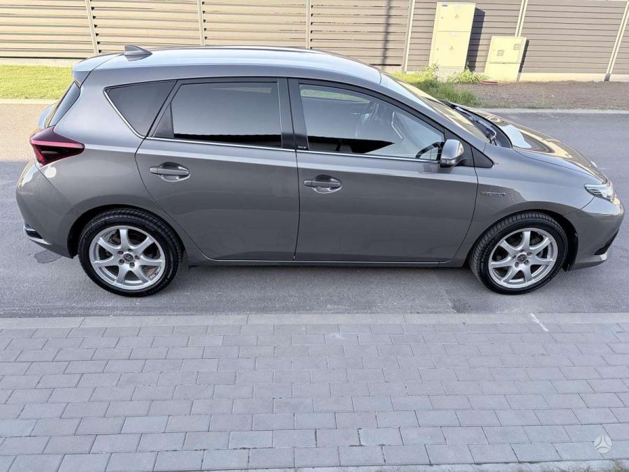 Grey Toyota Auris 2017 in Kaunas, with an engine capacity of 1.80 L and mileage of 166 thousand km for 13000 €, photo 4 on AUTOMOTO.COM.LV