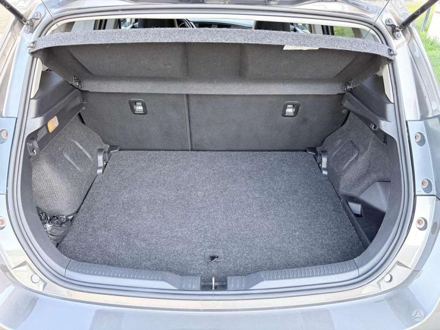 Grey Toyota Auris 2017 in Kaunas, with an engine capacity of 1.80 L and mileage of 166 thousand km for 13000 €, photo 6 on AUTOMOTO.COM.LV
