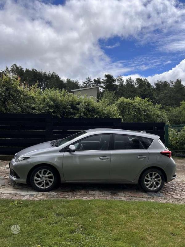 Grey Toyota Auris 2017 in Elektrenai, with an engine capacity of 1.60 L and mileage of 221 thousand km for 6500 €, photo 1 on AUTOMOTO.COM.LV