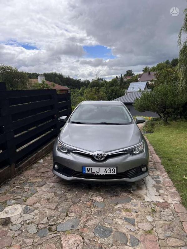 Grey Toyota Auris 2017 in Elektrenai, with an engine capacity of 1.60 L and mileage of 221 thousand km for 6500 €, photo 3 on AUTOMOTO.COM.LV