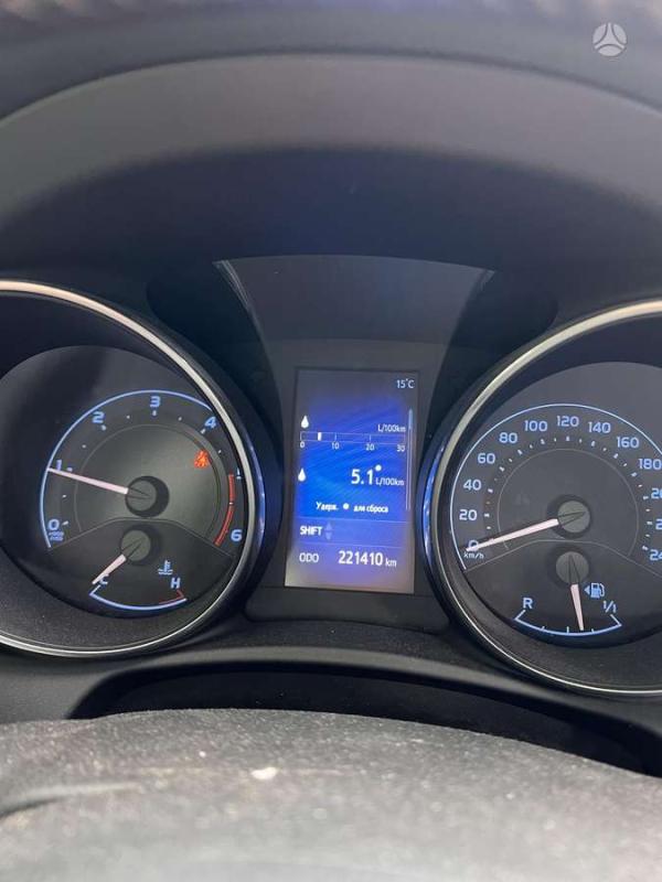 Grey Toyota Auris 2017 in Elektrenai, with an engine capacity of 1.60 L and mileage of 221 thousand km for 6500 €, photo 7 on AUTOMOTO.COM.LV
