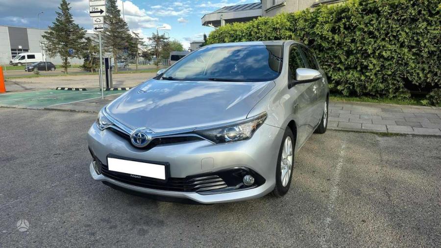 Grey Toyota Auris 2017 in Vilnius, with an engine capacity of 1.80 L and mileage of 117 thousand km for 12500 €, photo 1 on AUTOMOTO.COM.LV