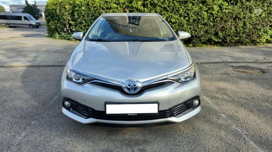 Grey Toyota Auris 2017 in Vilnius, with an engine capacity of 1.80 L and mileage of 117 thousand km for 12500 €, photo 3 on AUTOMOTO.COM.LV