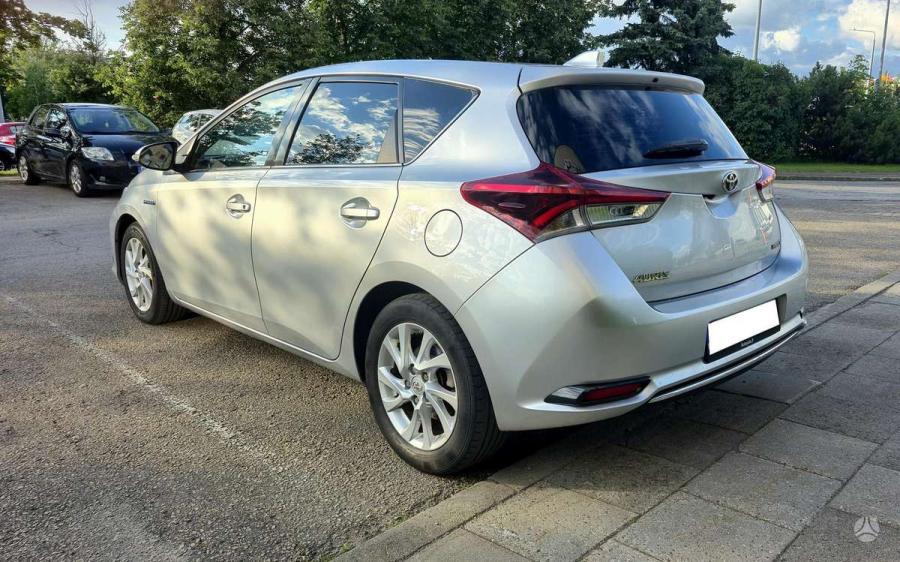 Grey Toyota Auris 2017 in Vilnius, with an engine capacity of 1.80 L and mileage of 117 thousand km for 12500 €, photo 6 on AUTOMOTO.COM.LV