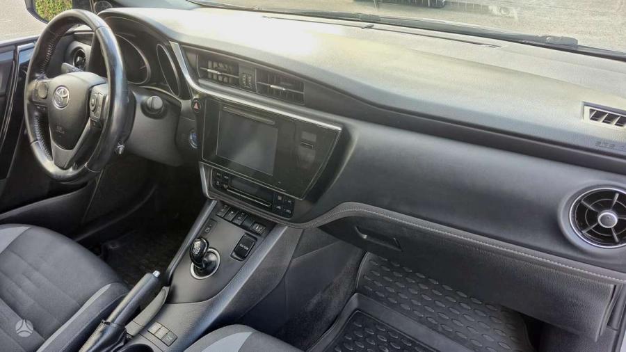 Grey Toyota Auris 2017 in Vilnius, with an engine capacity of 1.80 L and mileage of 117 thousand km for 12500 €, photo 10 on AUTOMOTO.COM.LV