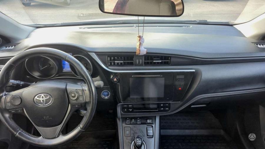 Grey Toyota Auris 2017 in Vilnius, with an engine capacity of 1.80 L and mileage of 117 thousand km for 12500 €, photo 11 on AUTOMOTO.COM.LV