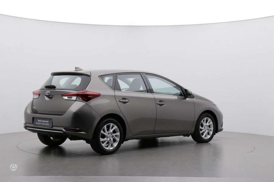 Grey Toyota Auris 2017 in Vilnius, with an engine capacity of 1.60 L and mileage of 144 thousand km for 10900 €, photo 4 on AUTOMOTO.COM.LV