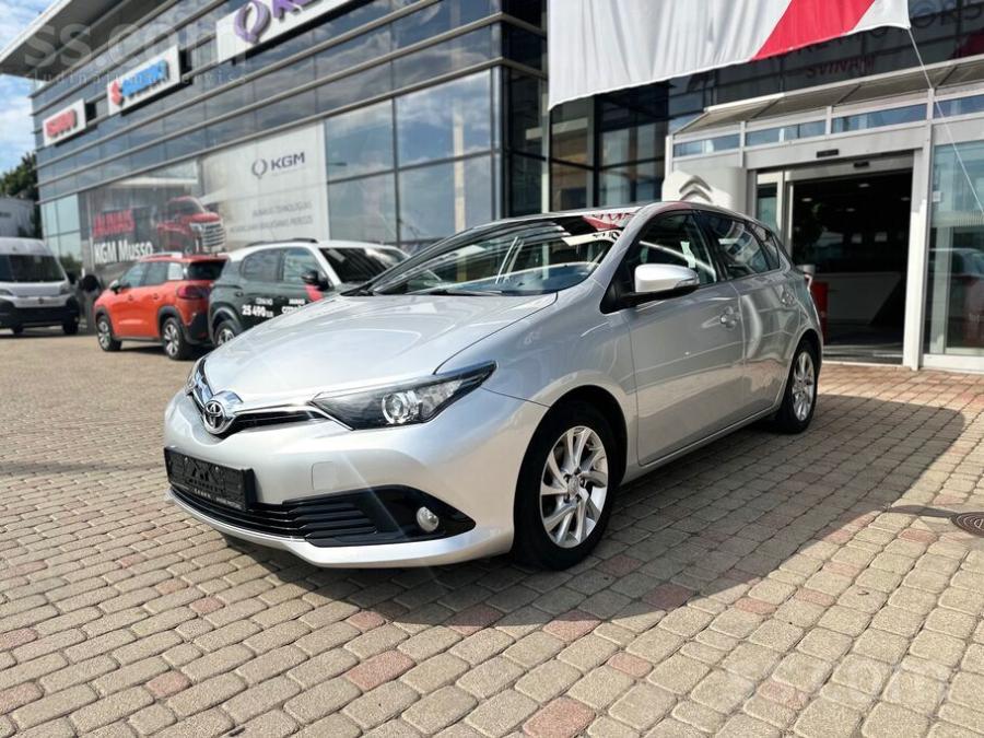 Grey Toyota Auris 2017 in Riga, with an engine capacity of 1.60 L and mileage of 155 thousand km for 7990 €, photo 1 on AUTOMOTO.COM.LV