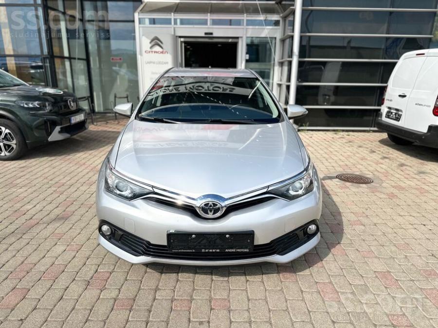 Grey Toyota Auris 2017 in Riga, with an engine capacity of 1.60 L and mileage of 155 thousand km for 7990 €, photo 3 on AUTOMOTO.COM.LV