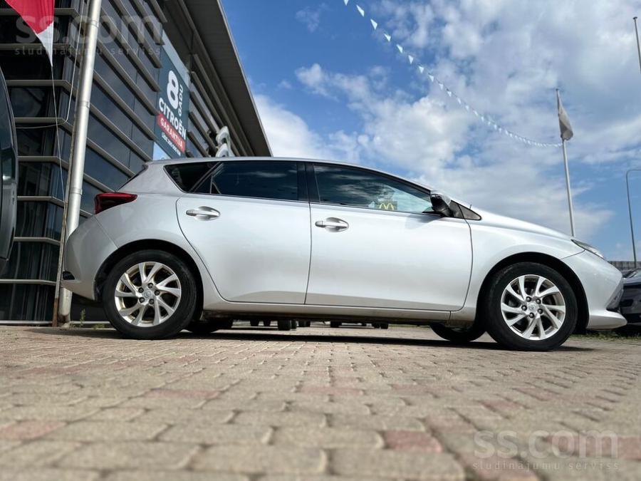 Grey Toyota Auris 2017 in Riga, with an engine capacity of 1.60 L and mileage of 155 thousand km for 7990 €, photo 5 on AUTOMOTO.COM.LV